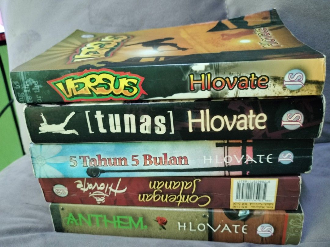 Hlovate kombo, Hobbies & Toys, Books & Magazines, Storybooks on Carousell