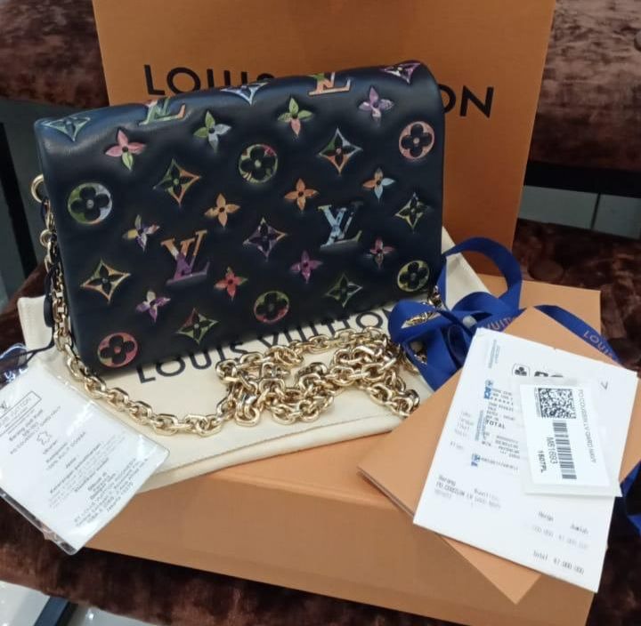 Like new... LV Coussin pochette Gard Navy 2022, Sz 20cm ( muat Promax )complete set box ...