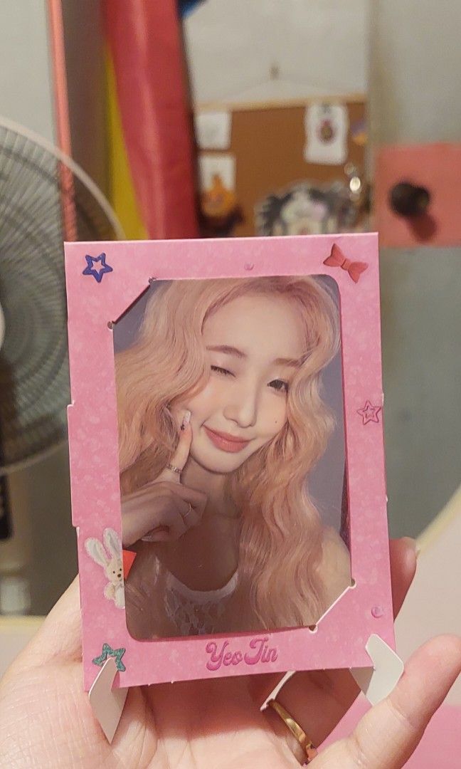Yeojin photocard with stand - LOONA / Loossemble / One of a Kind ...