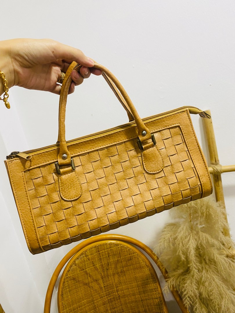 Hangbag ala Moven, Women's Fashion, Bags & Wallets, Shoulder Bags on ...