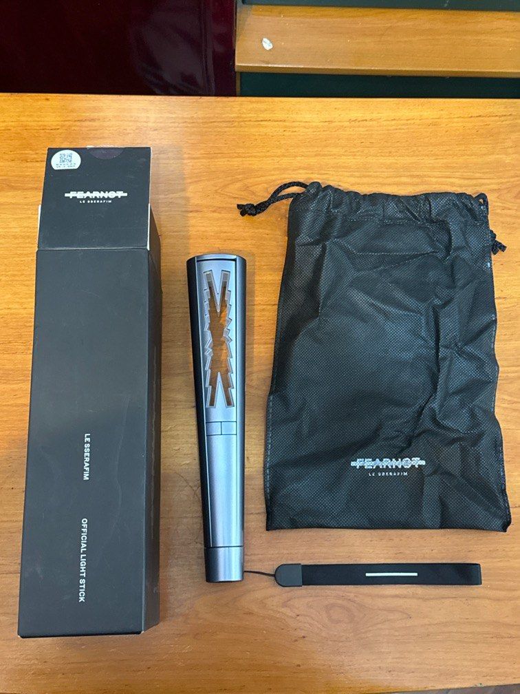 Lesserafim Official Light Stick, 興趣及遊戲, 收藏品及紀念品, 明星周邊 - Carousell