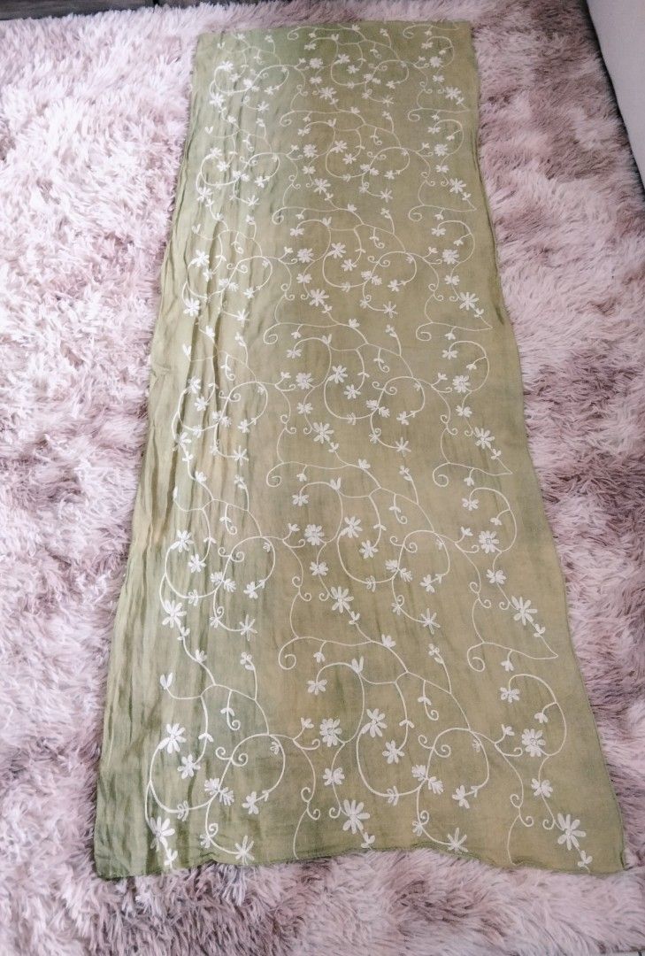 Selendang cotton lembut Hijau epal sulaman, Women's Fashion, Muslimah ...