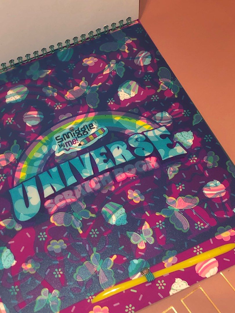 Smiggle universal scratch book 填色册 coloring skater, 興趣及遊戲, 玩具 & 遊戲類 ...
