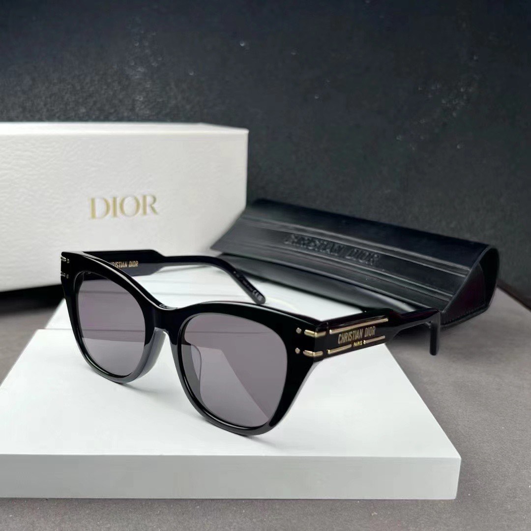 Dior Signature B41, 名牌, 飾物及配件 - Carousell