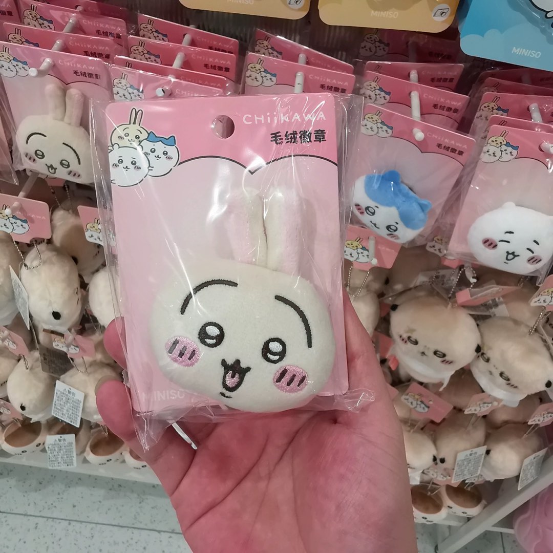 Miniso Chiikawa Usagi 頭像造型 襟章, 興趣及遊戲, 玩具 & 遊戲類 - Carousell