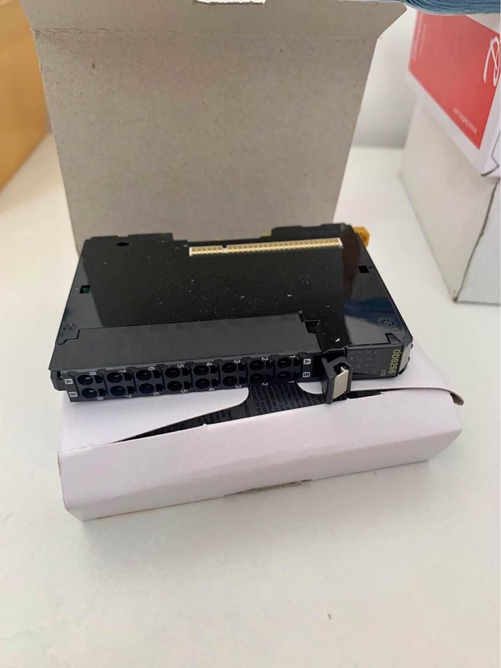 OMRON Digital Output Unit NC-0D5256, Commercial & Industrial ...