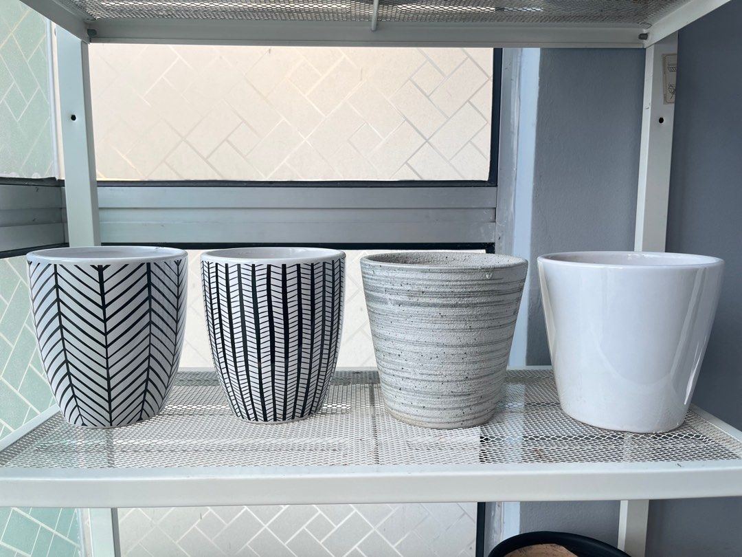 Pasu bunga dan alas pasu, Furniture & Home Living, Gardening, Pots ...