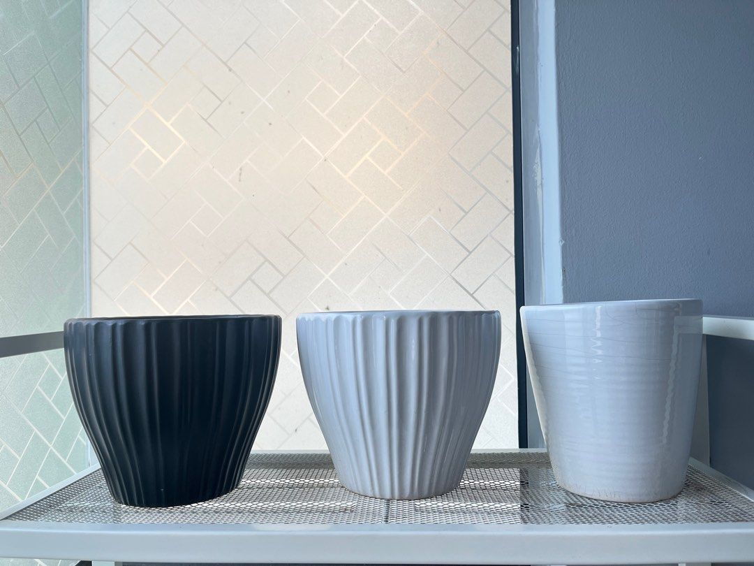 Pasu bunga dan alas pasu, Furniture & Home Living, Gardening, Pots ...