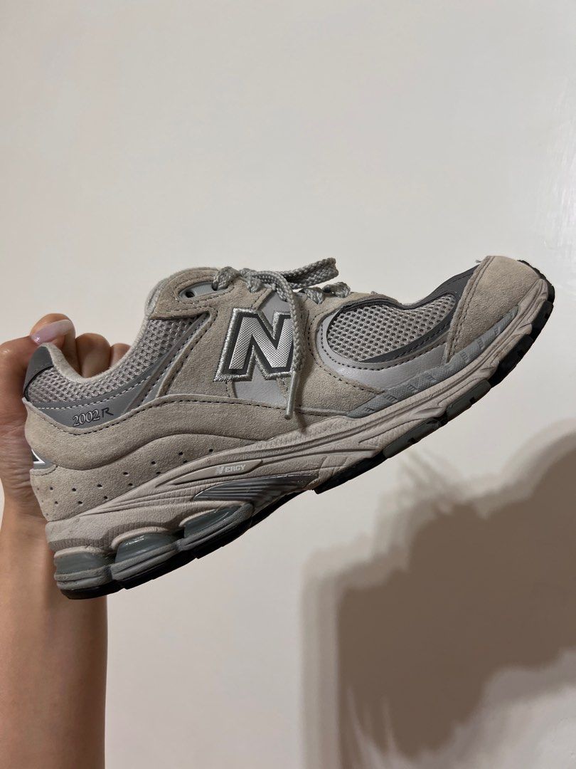 New Balance 2002R0雲霧灰 NB 元祖灰 2002 淺灰 灰, 她的時尚, 鞋類, 運動鞋、球鞋在旋轉拍賣