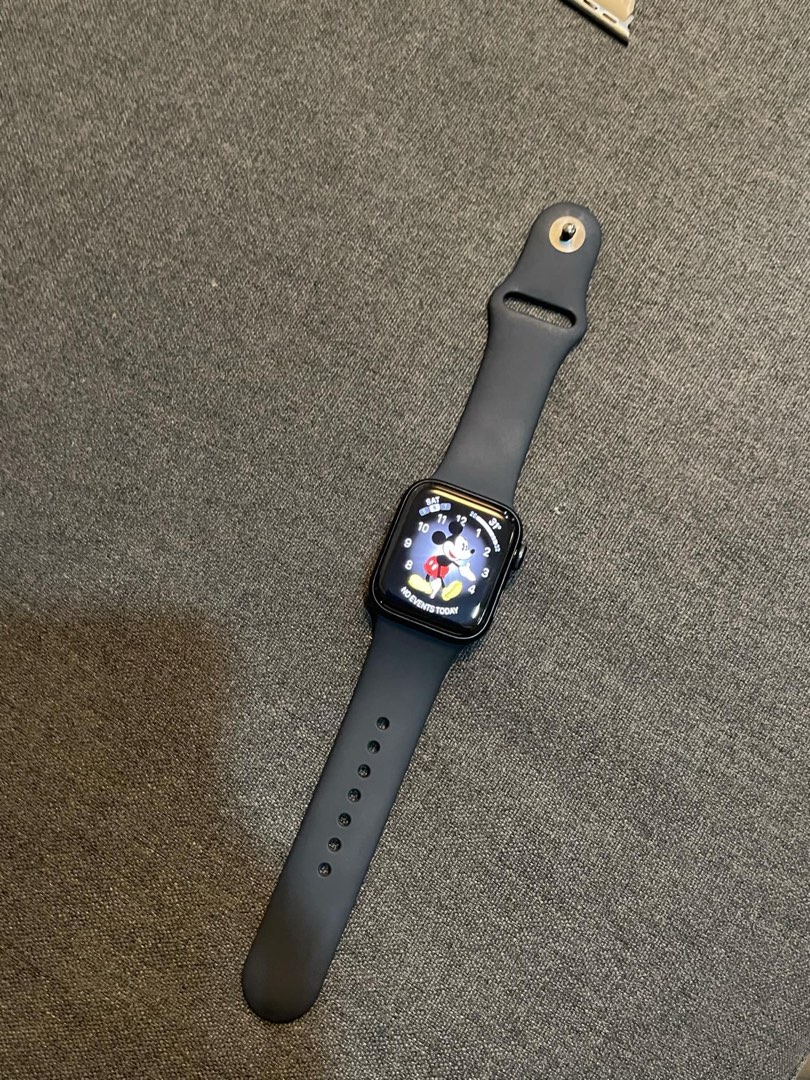 Apple Watch SE 2023 40mm midnight aluminum, Luxury, Watches on Carousell