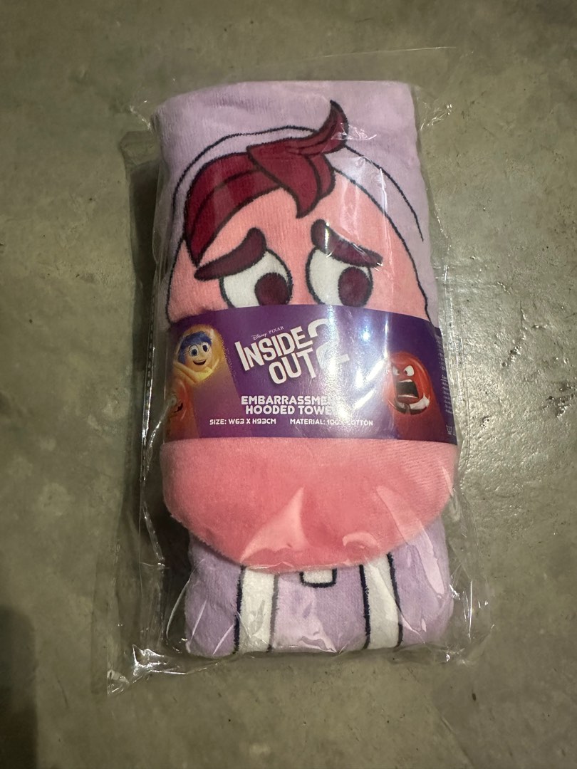 Inside out 2 Embarrassment Hooded Towel , 興趣及遊戲, 收藏品及紀念品, 明星周邊 - Carousell