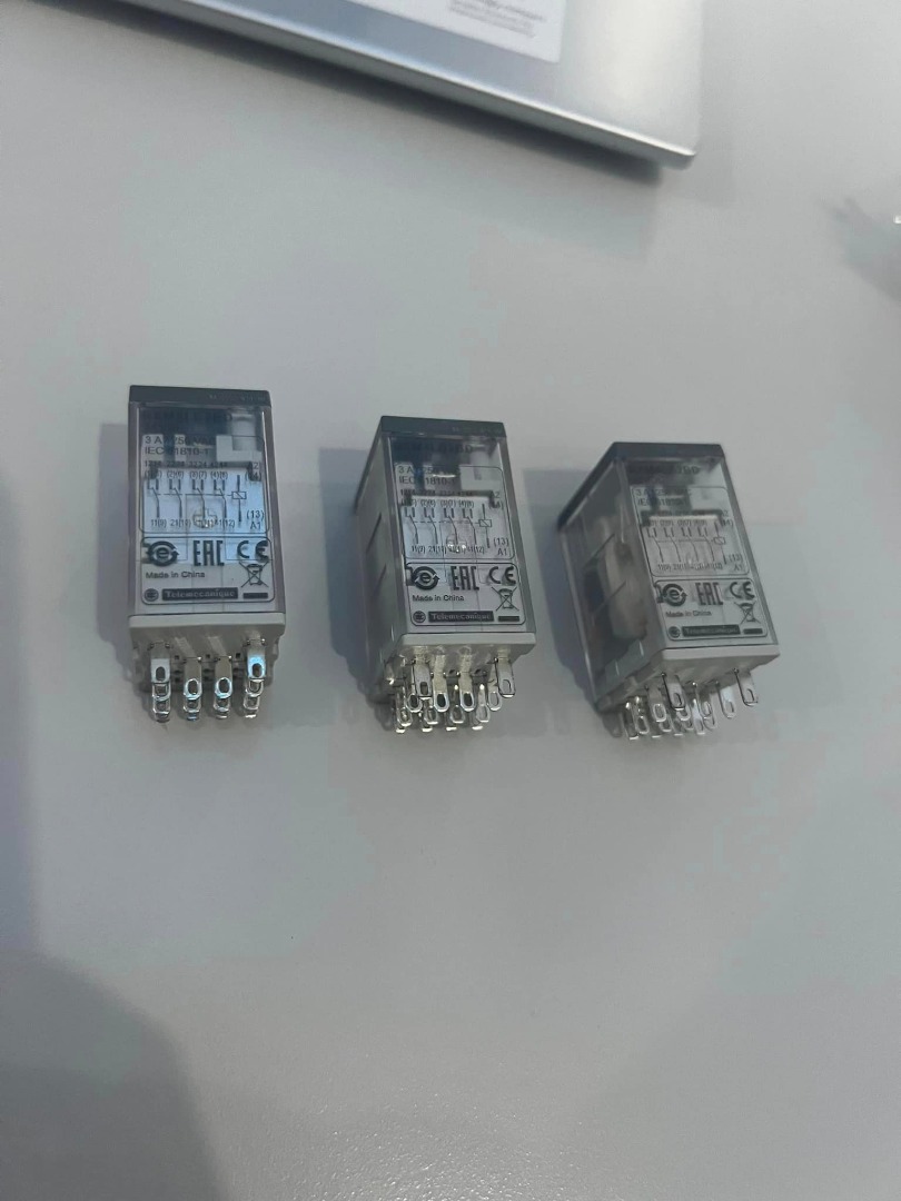 Schneider Electric RXM4LB2BD - miniature plug-in relay - Zelio RXM4L - 4 C/O - 24 V DC - 3 A ...