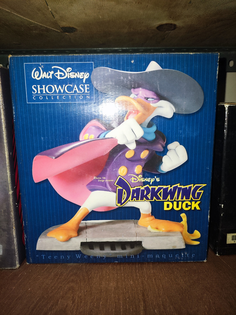 Sideshow Collectibles Disney Showcase Darkwing Duck Statue Electric ...