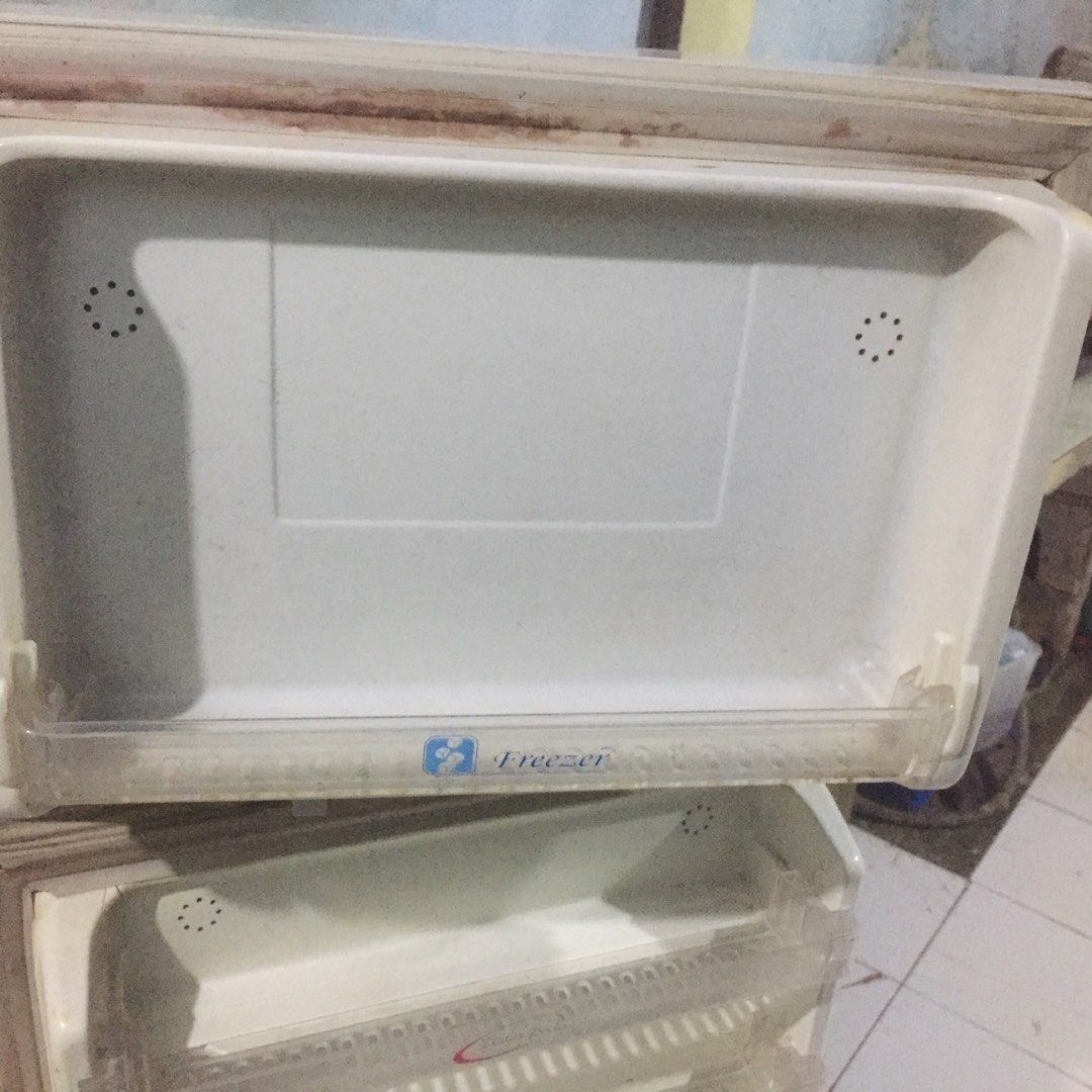 DI JUAL CEPAT KULKAS 2 PINTU, Elektronik, Lainnya di Carousell