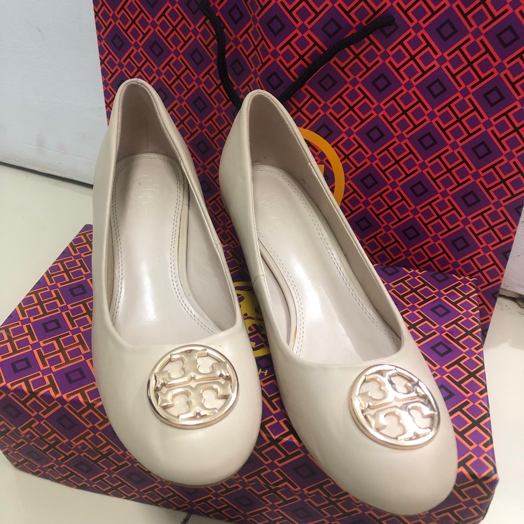 Tory Burch Wedges / sepatu tory burch, Fesyen Wanita, Sepatu di Carousell