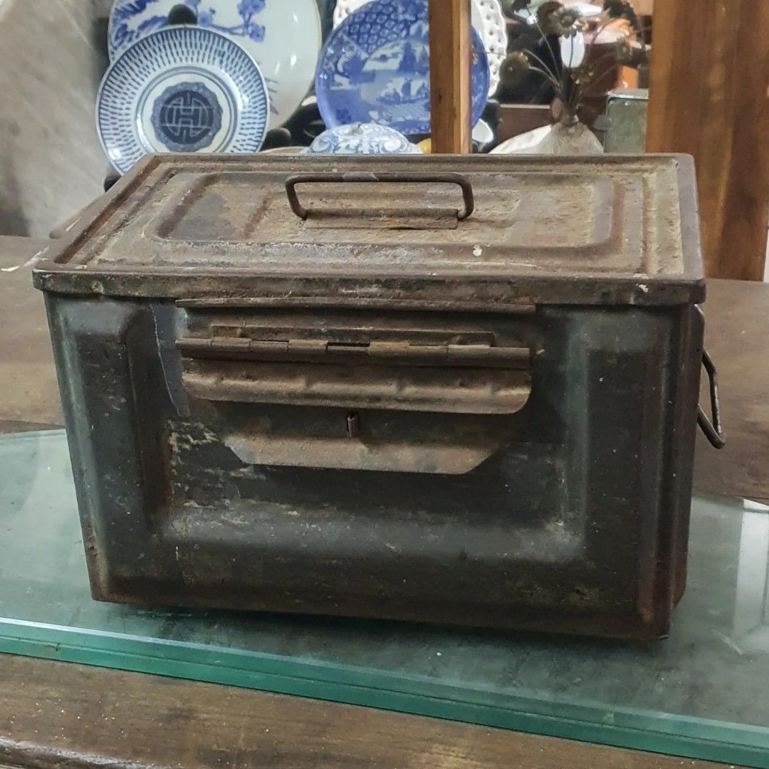 Box besi jadul antik, Antik, Pajangan di Carousell
