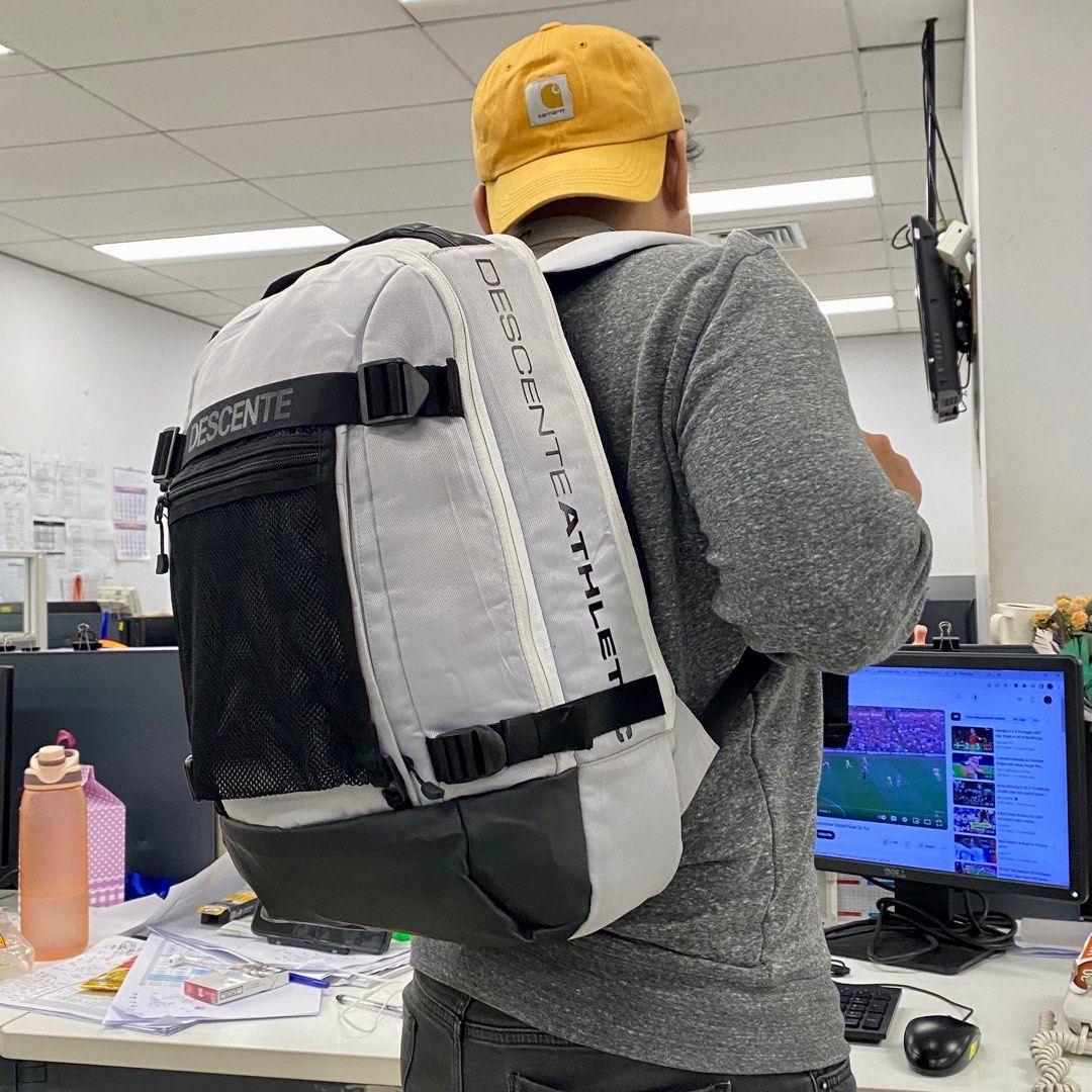 DESCENTE SPELL OUT BACKPACK, Fesyen Pria, Tas & Dompet , Ransel di ...