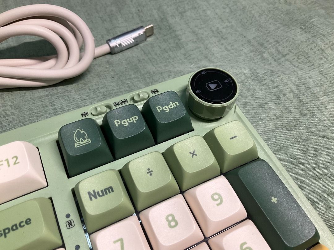 EPOMAKER RT100 Mechanical Keyboard with Mini TV Display - Green ...