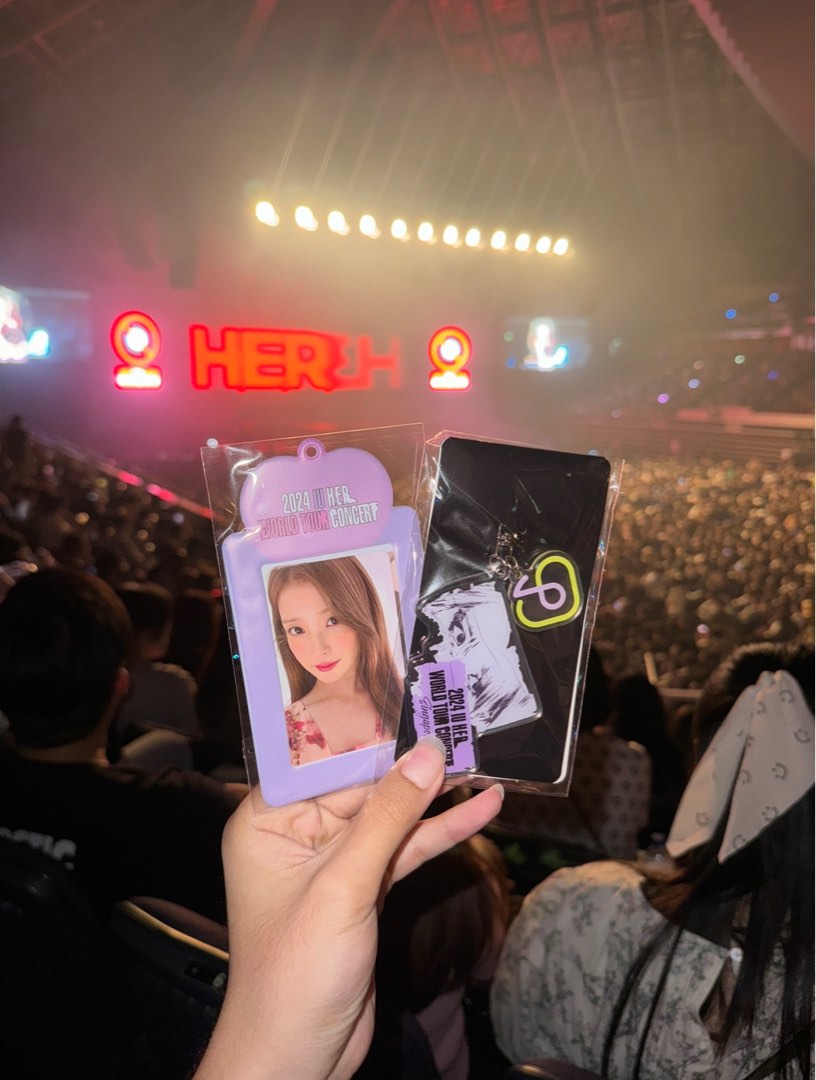 IU HER WORLD TOUR CONCERT SINGAPORE FULL SET DOOR GIFT MERCH 2024, Hobbies & Toys, Memorabilia ...