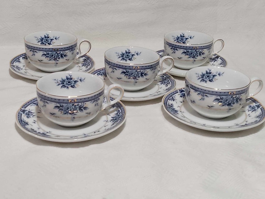 Giovanni Valentino Italy White and Blue Cup & Saucer, Furniture & Home ...