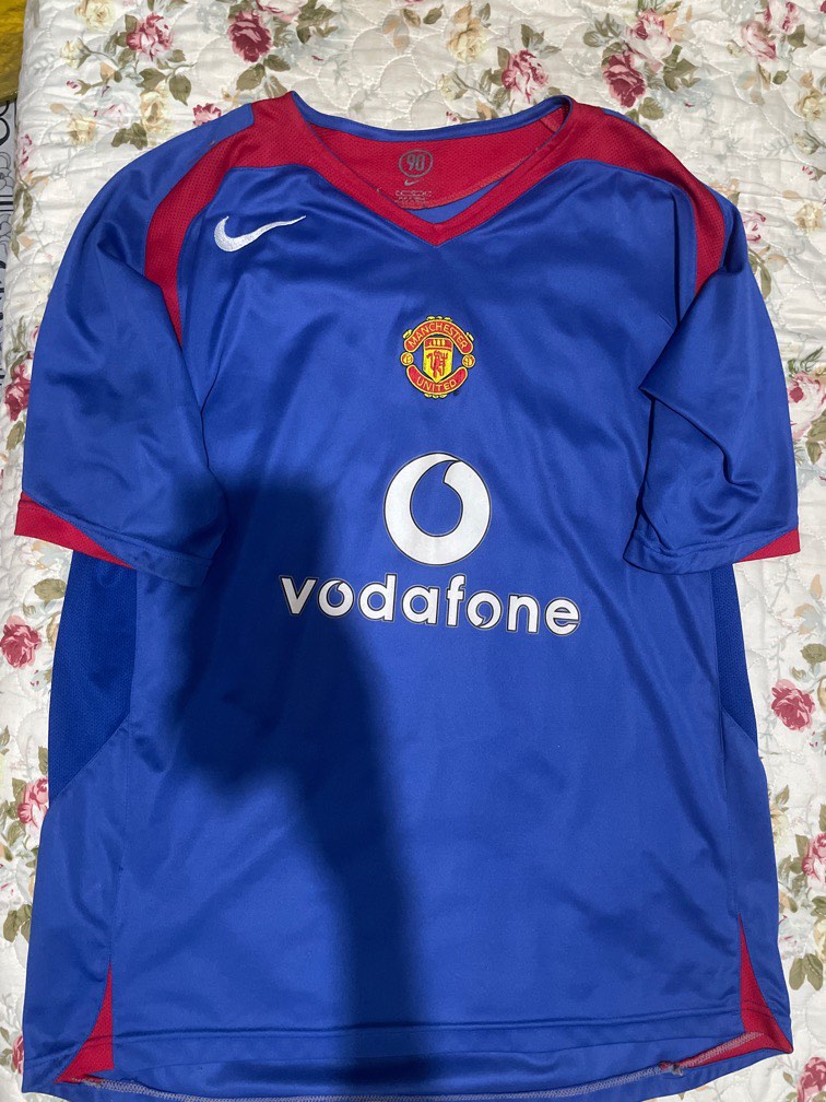 Manchester united 05-06 away kit, Men's Fashion, Activewear on Carousell