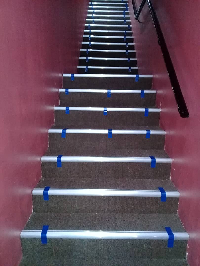 Tangga pun kami pasang, yang penting ruangan anda nampak kemas dan ...