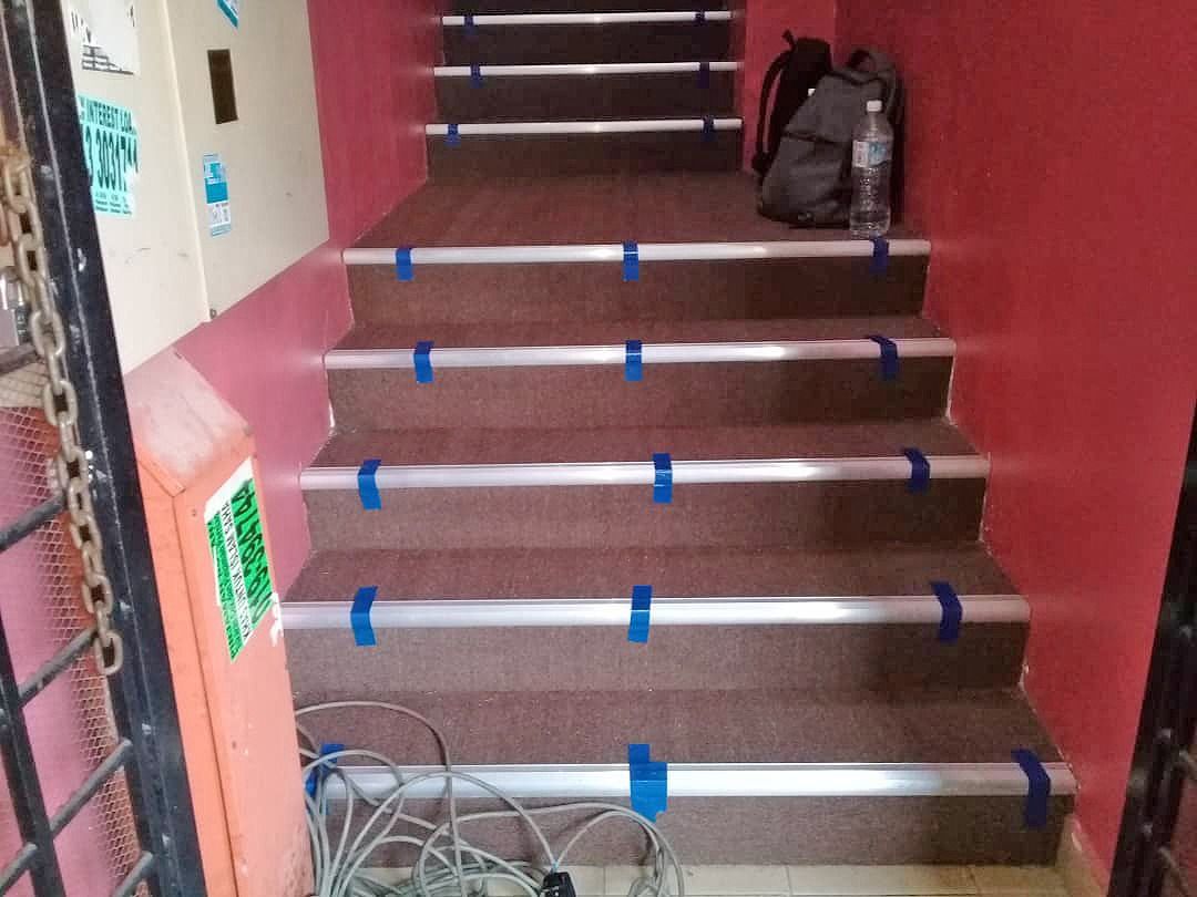 Tangga pun kami pasang, yang penting ruangan anda nampak kemas dan ...