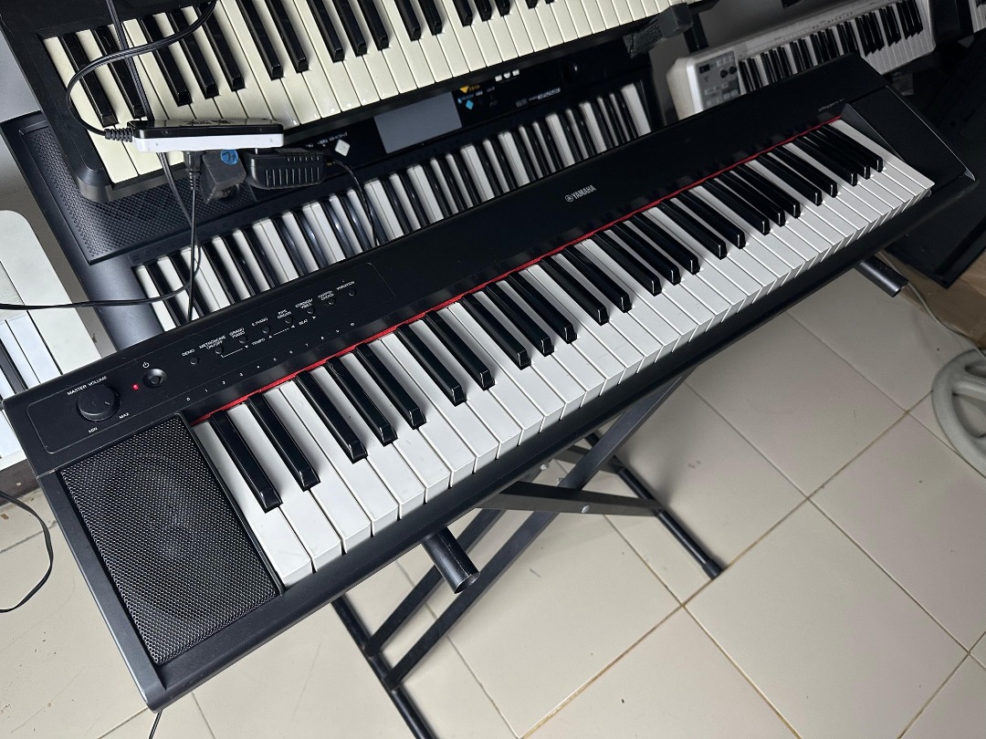 Yamaha NP-11 Digital Piano Keyboard in Black 61-Key Graded Soft Touch ...