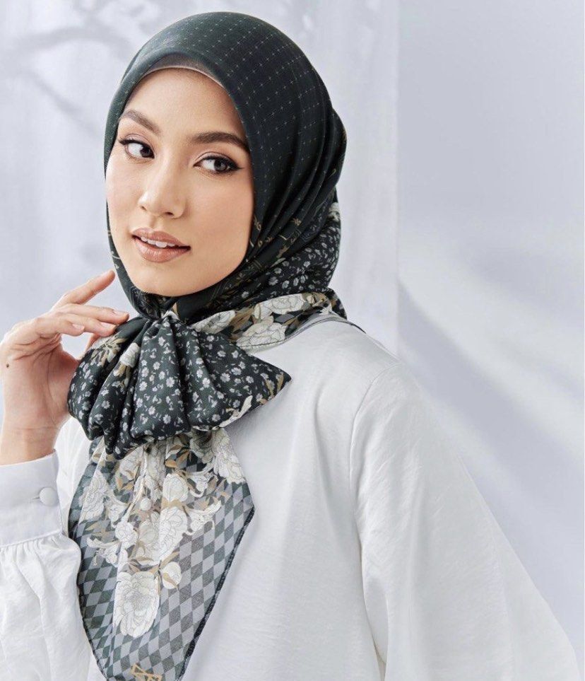 BAWAL AMEERA ZAINI ELENA IS - AS IS, Women's Fashion, Muslimah Fashion ...