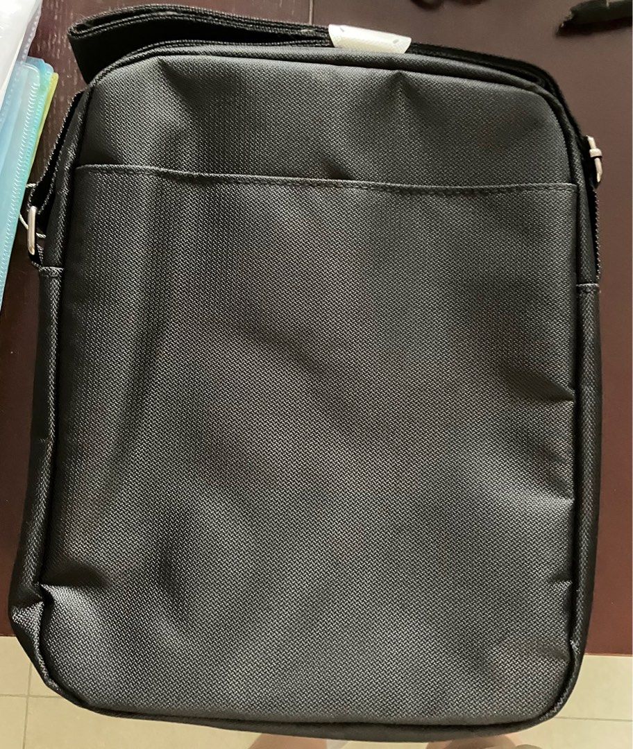 American Tourister Segno Shoulder Bag, Men's Fashion, Bags, Sling Bags ...