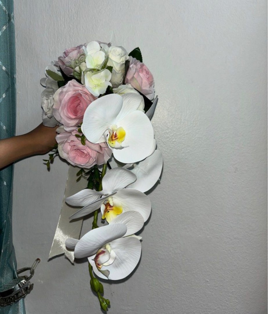 Bunga Tangan Cascade Nikah/Sanding/Tunang, Hobbies & Toys, Stationery ...