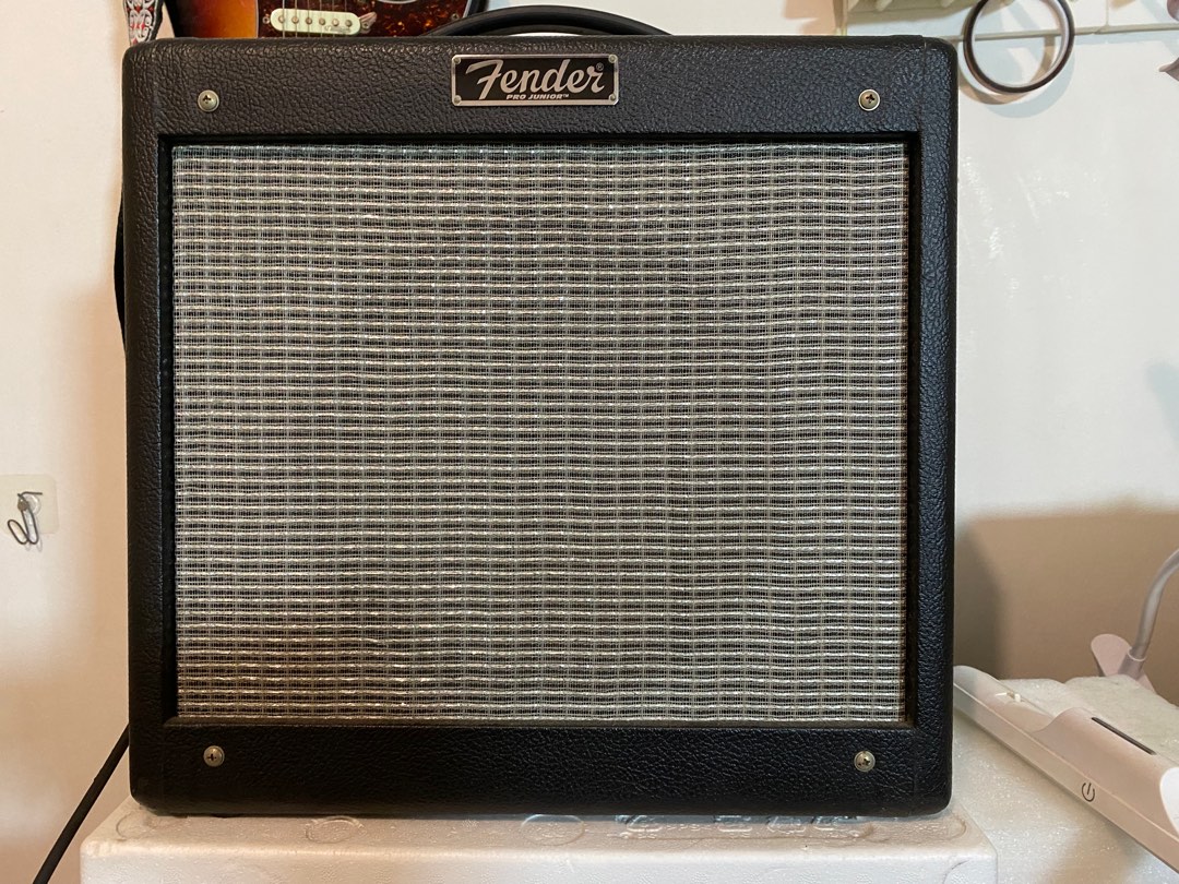 Fender Pro Jr III 15W 1x10 Guitar Amplifier (with Free 2 Extra Preamp ...