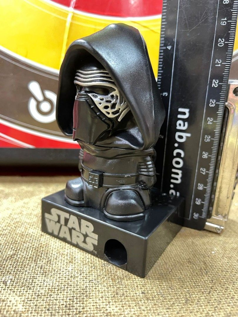 Lucasfilm Kylo Ren Candy Dispenser with candy & sound, Hobbies & Toys ...