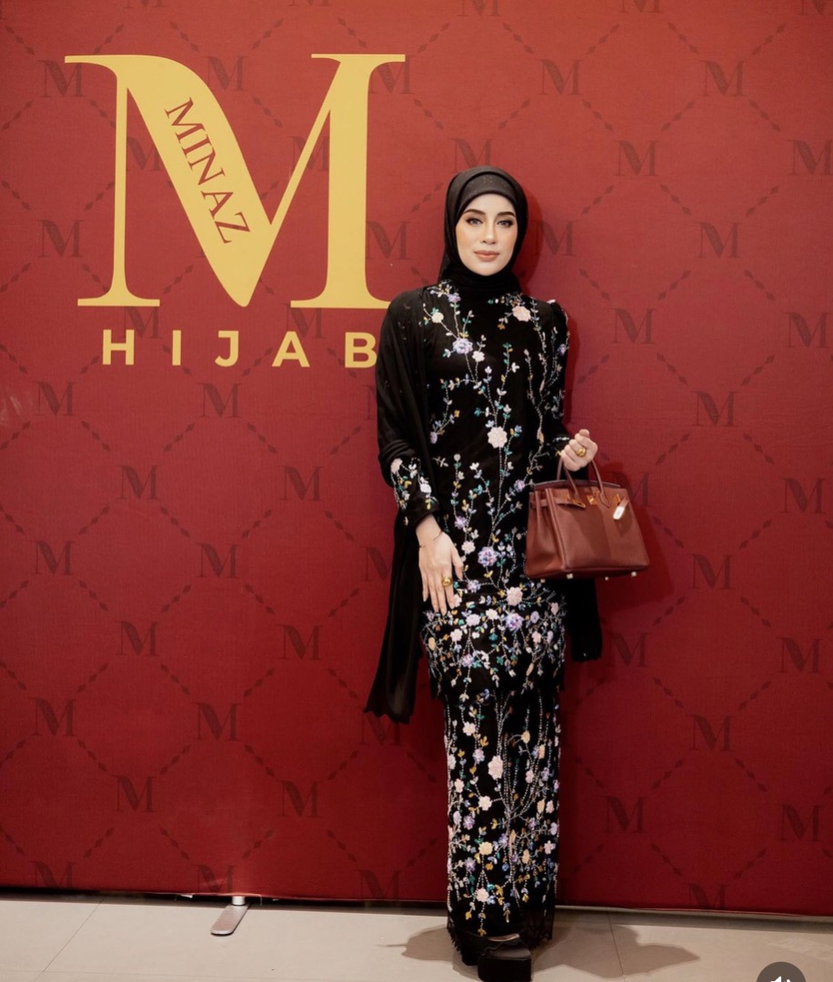 minaz kurung luxe, Women's Fashion, Dresses & Sets, Traditional & Ethnic wear on Carousell