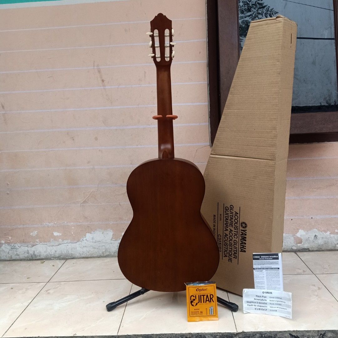 Yamaha C315 Original (BARU) Gitar Klasik + Senar baru Nilom, Musik & Media, Alat di Carousell