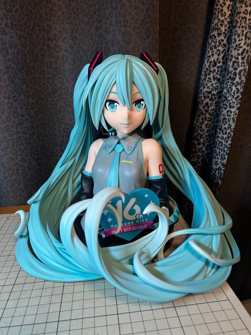 二手 2024年 Piapro 廠出品 初音未來 16周年紀念半胸像 Loppi • HMV&BOOKS online 限定品 8.5吋高, 興趣及遊戲, 玩具 & 遊戲類 - Carousell
