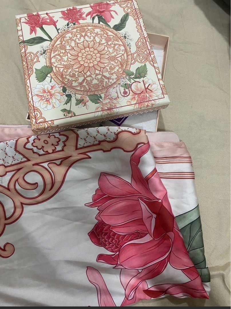 Duck Shawl Heritage, Women's Fashion, Muslimah Fashion, Hijabs on Carousell