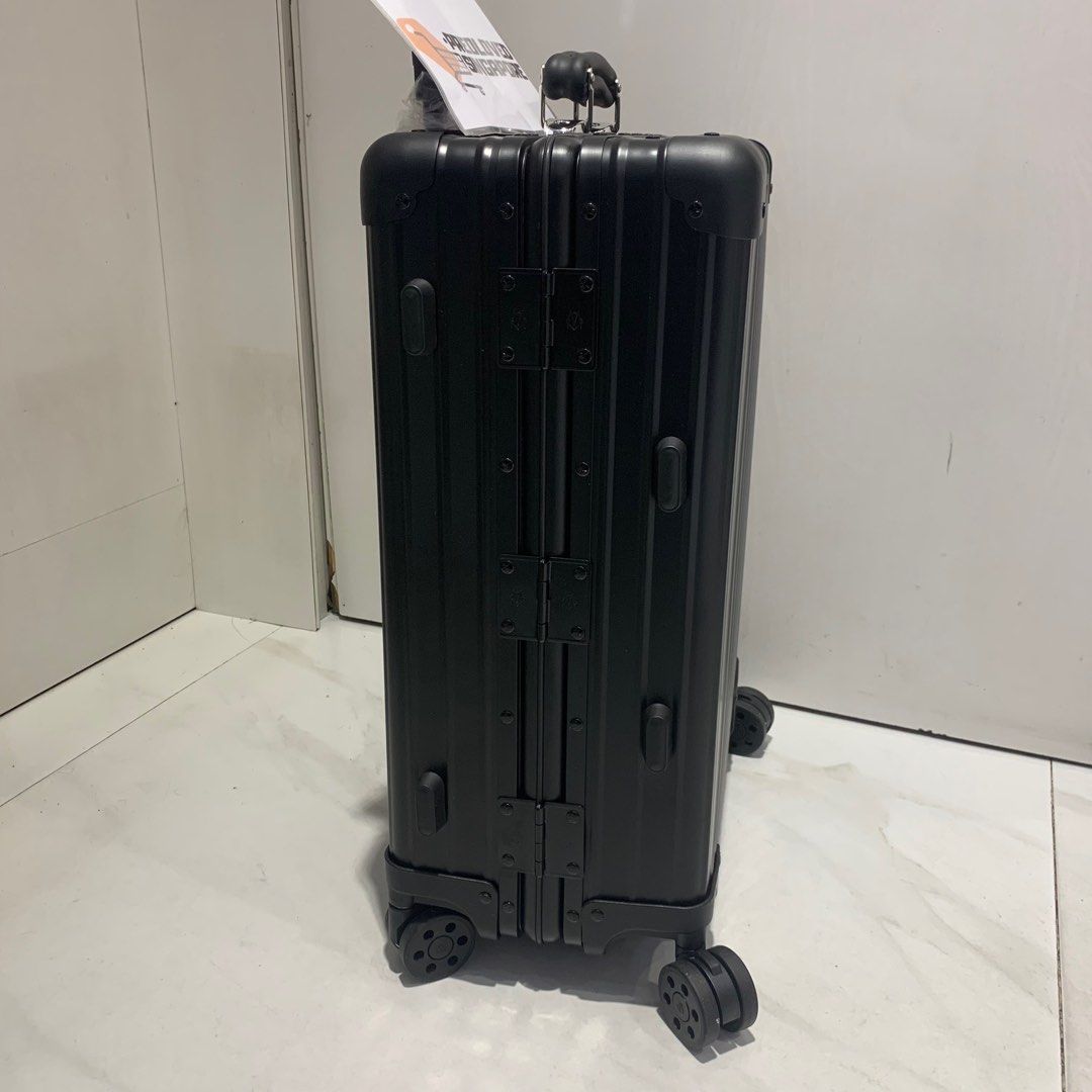 Koper rimowa cabin classic matte black, Barang Mewah, Aksesoris di ...