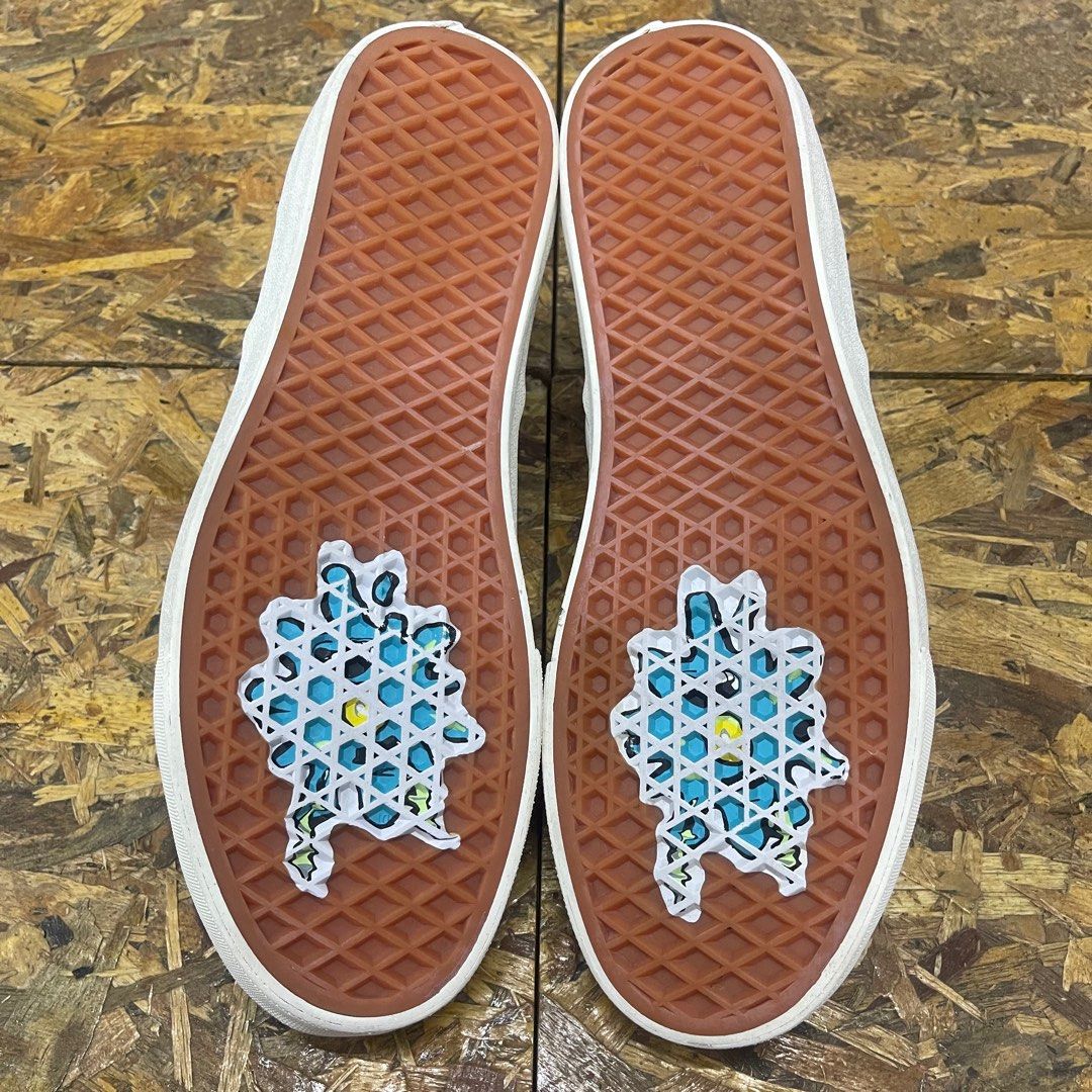 VANS SLIP ON X SPONGEBOB, Men's Fashion, Footwear, Sneakers on Carousell