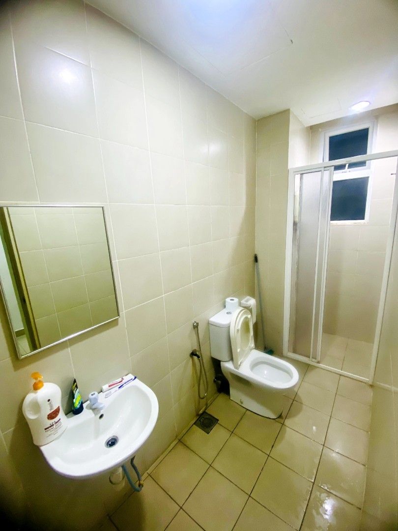 Middle Room at mutiara villa. University Nearest -UOC,MMU,Limkokwing ...