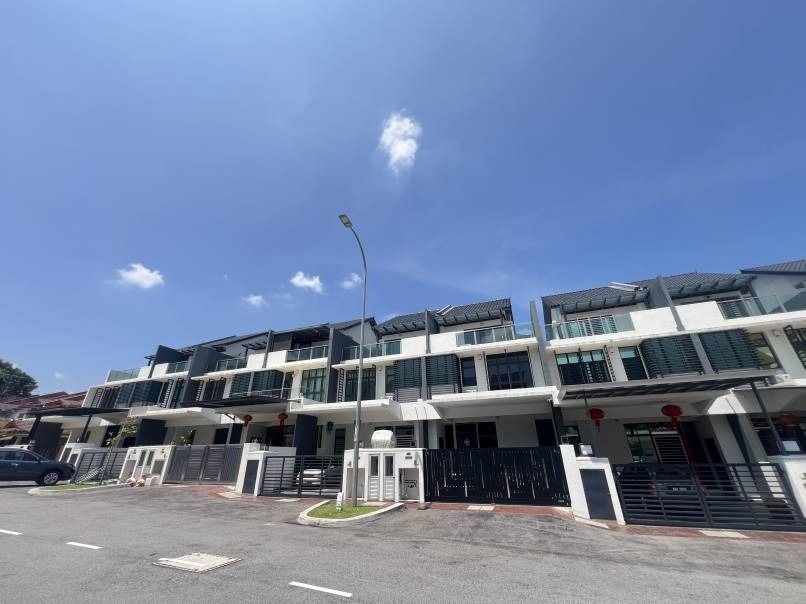 [WTS] 2 and Half Terrace House Precinct 9 Puchong Utama, Property, For ...