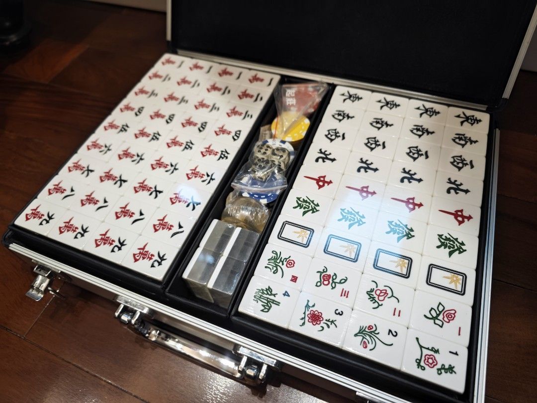[最後一副] 全新 星展銀行 DBS COMPASS VISA 晶透潔白 水晶麻雀 Mahjong 連鋁箱一套, 興趣及遊戲, 玩具 & 遊戲 ...