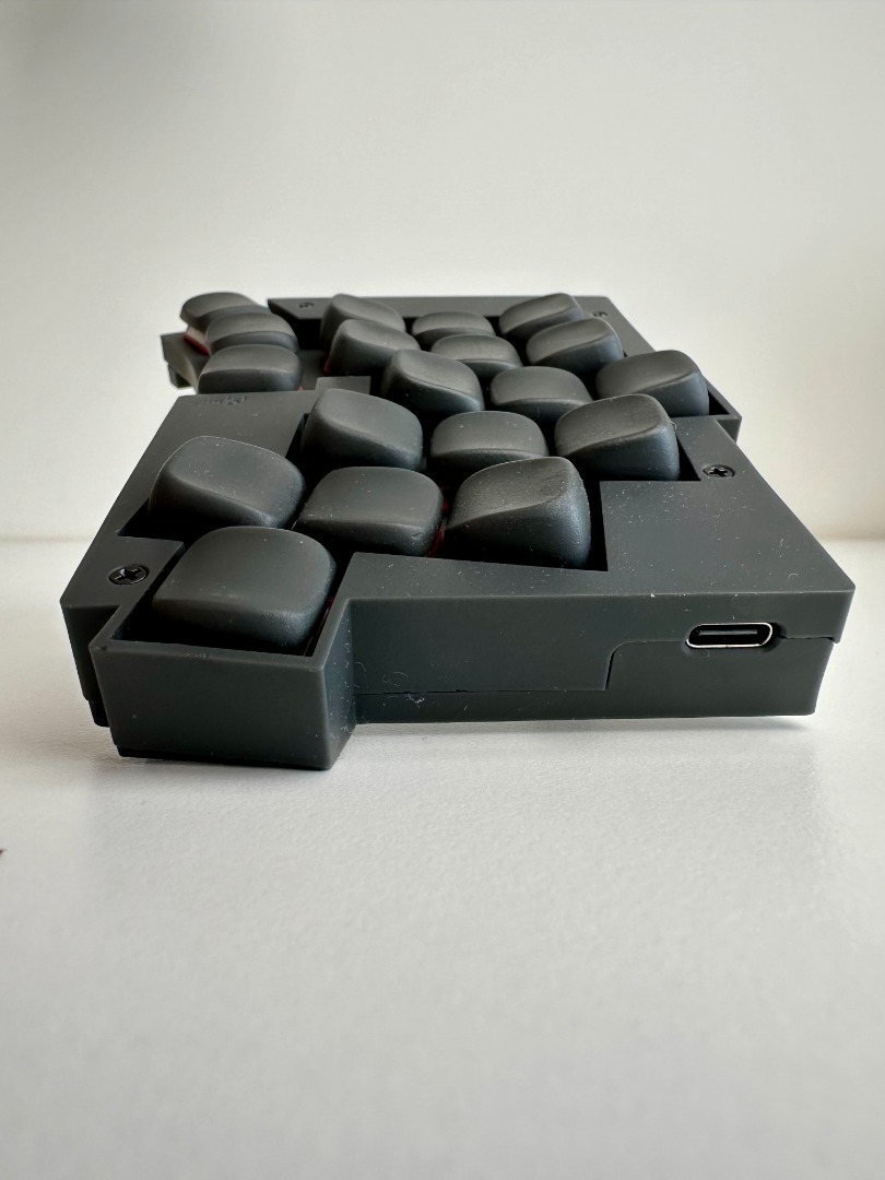 Totem wireless split keyboard with tenting case on Carousell