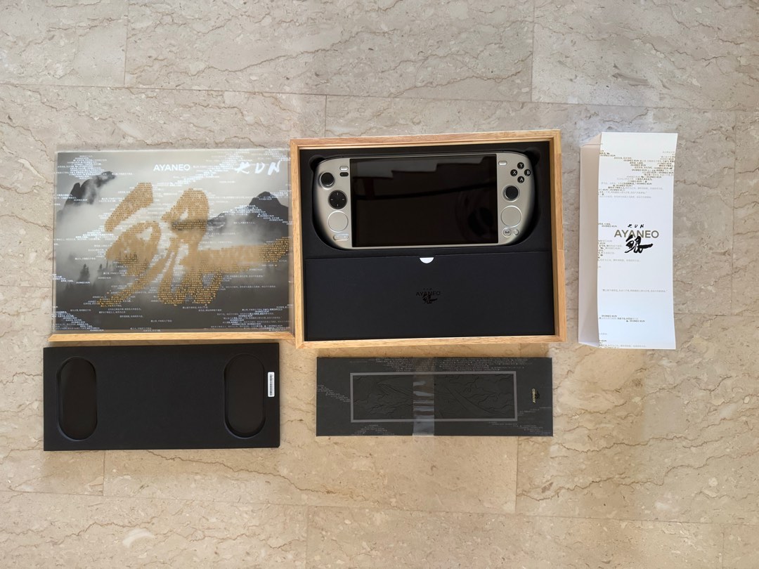 BNIB Silver Edition AYANEO KUN AMD Ryzen™ 7 7840U 8.4inch Handheld Game ...