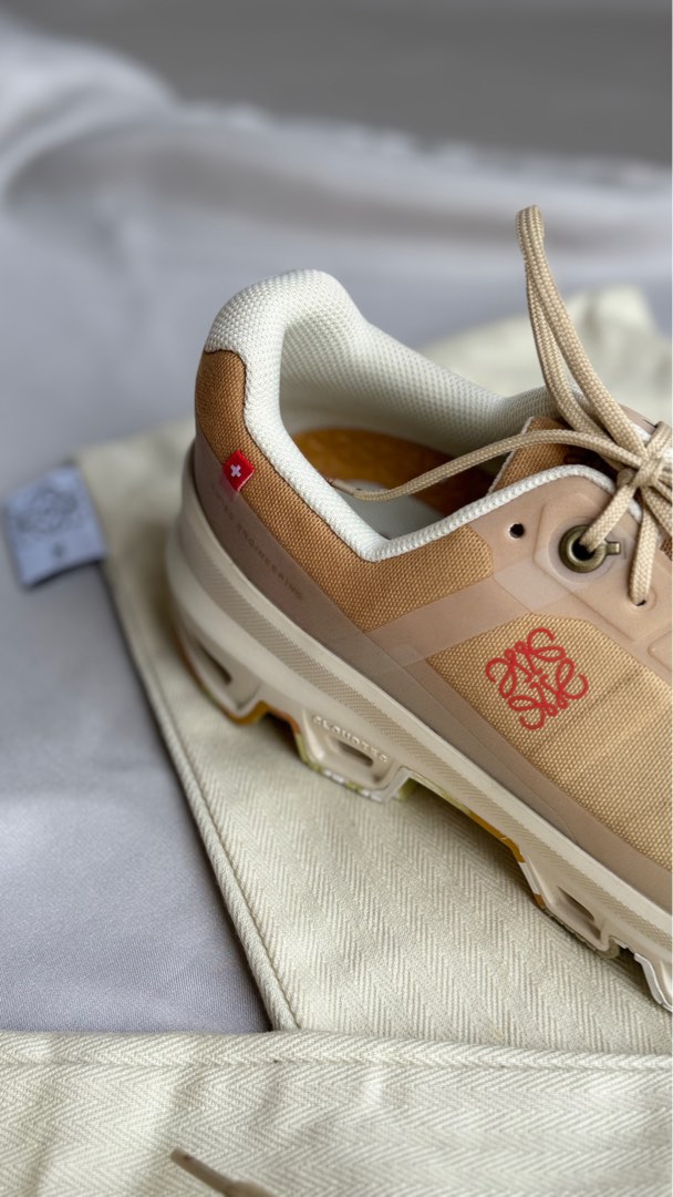 LOEWE X ON, Fesyen Wanita, Sepatu di Carousell