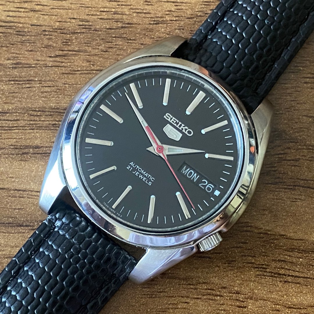 Seiko 5 7S26-0380 Elegant Black Dial With Red Sweeping Hand Wristwatch ...
