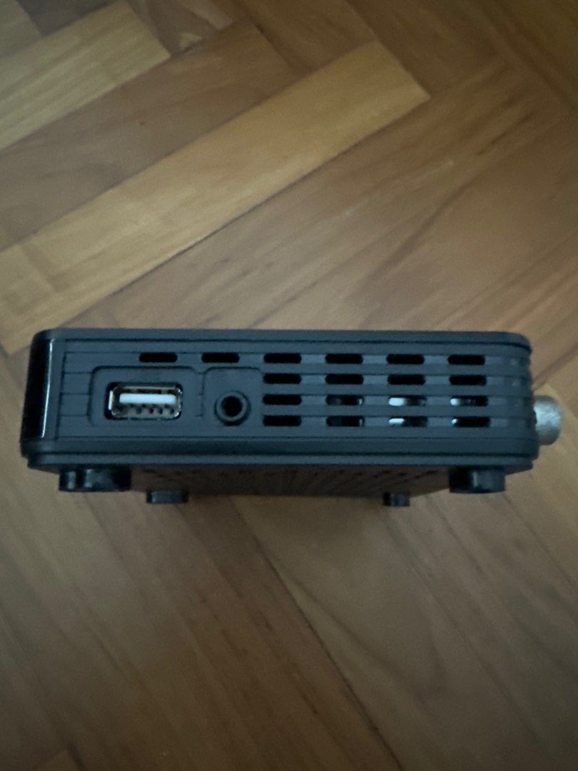 DV3 T2 box for watching over the air channels. Includes PVR and USB ...