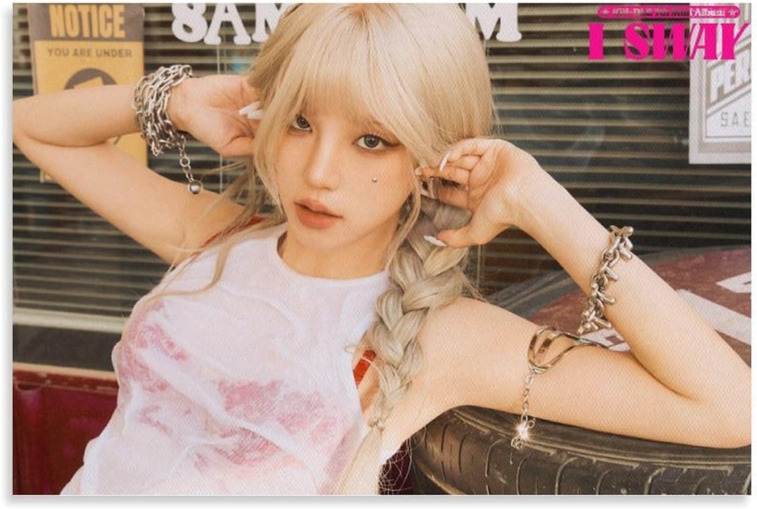 (G)I-DLE I SWAY 特典Poster (Yuqi 宋雨琦及Minnie), 興趣及遊戲, 收藏品及紀念品, 韓流 - Carousell