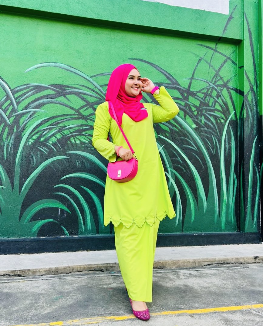 Neon green kurung, Women's Fashion, Muslimah Fashion, Baju Kurung ...