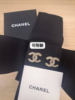 低於原價全新！Chanel 22K骰仔3Dcc logo耳環 有心買可小議, 名牌, 飾物及配件 - Carousell